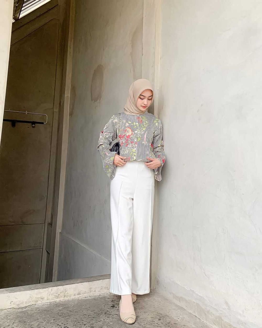 12 Inspirasi OOTD dengan Celana Putih, Solusi Tampil Eksis – porostimur.com