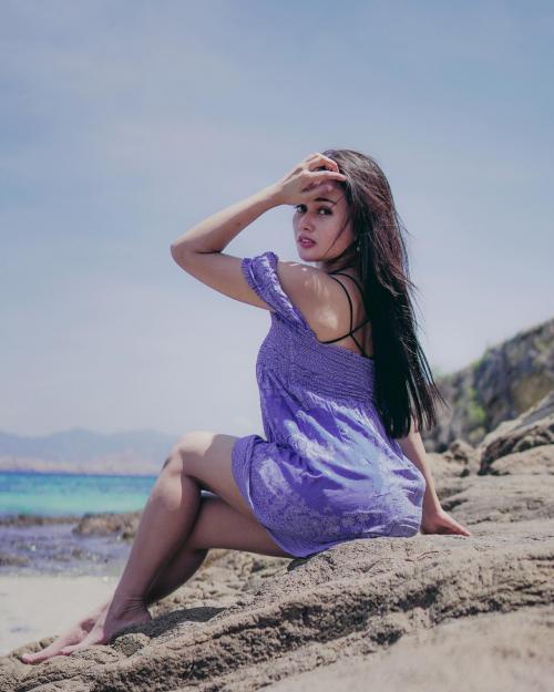 5 Gaya Foto di Pantai ala Intan Ratna Juwita, Body Goals Seksi Bikin ...