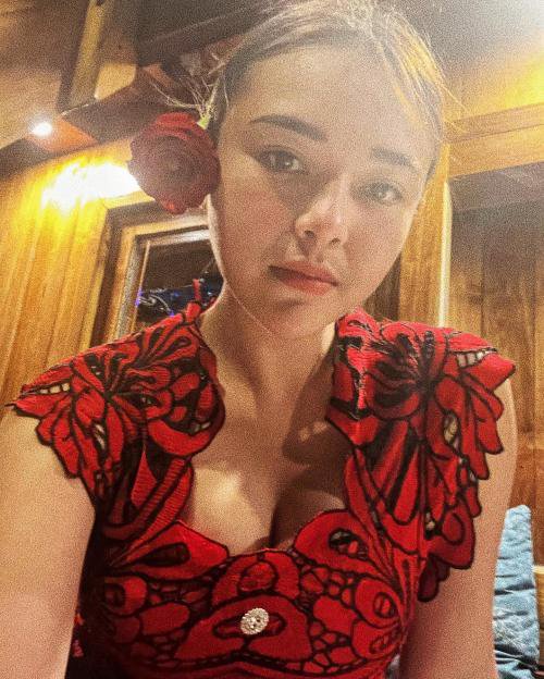 Pakai Baju Merah Amanda Manopo Tampil Hot! • SoPasti.Com